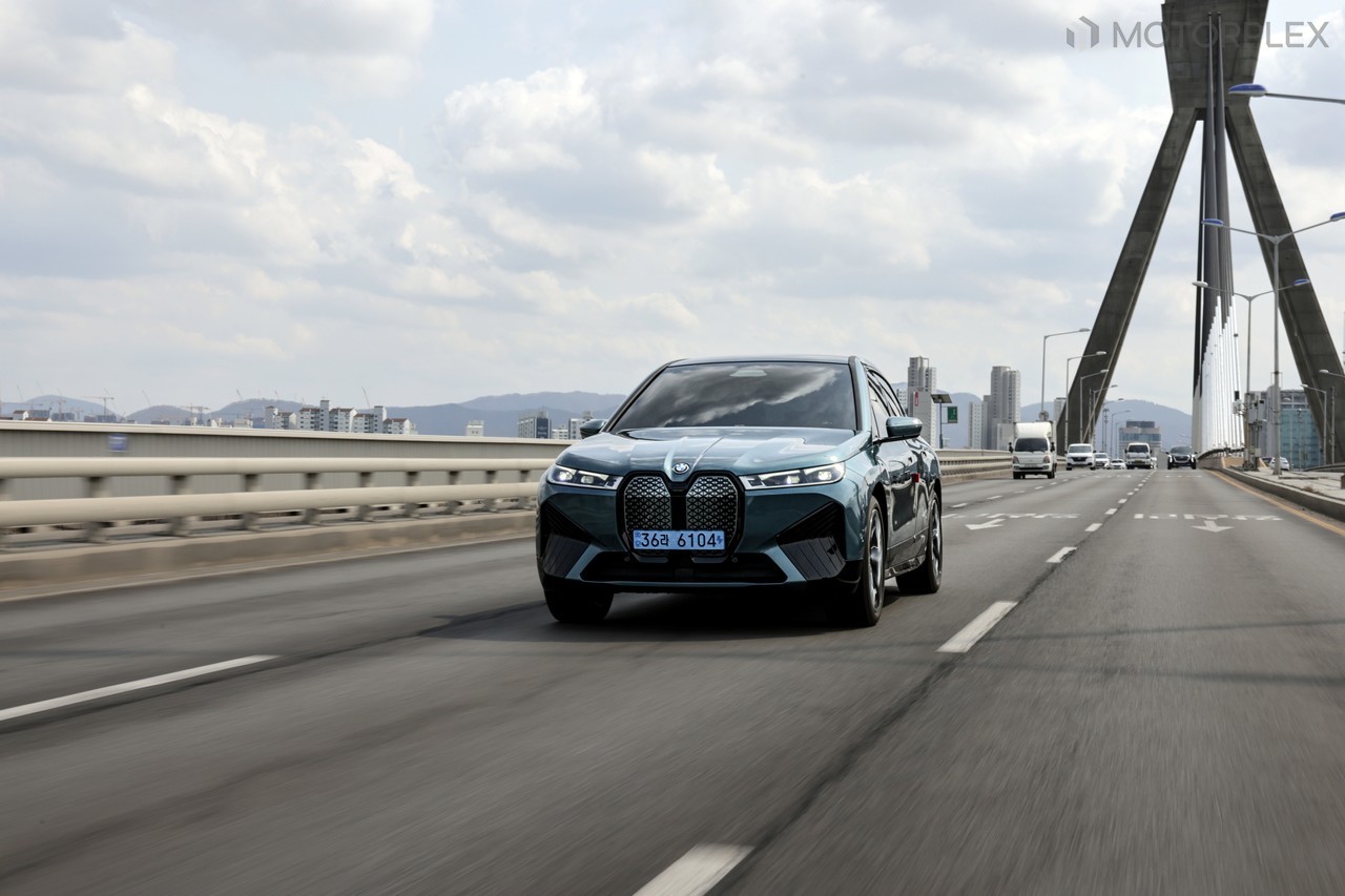 [모플시승] BMW iX xDrive 50, '미래를 담은 그릇’